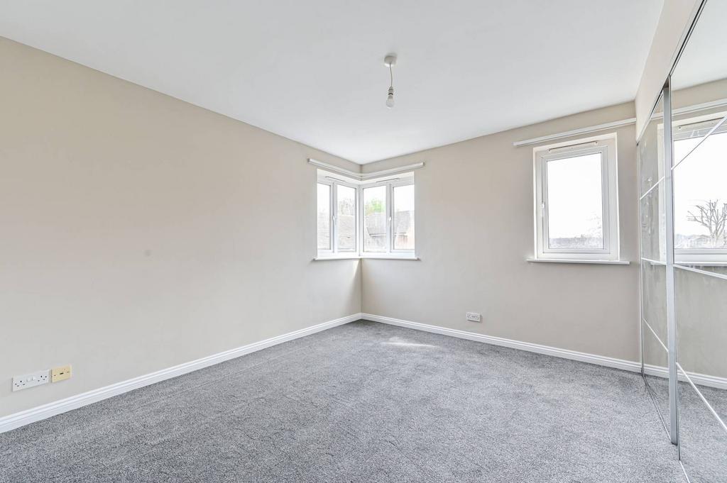 Old Hospital Close, Balham, London, SW12 2 bed flat - £2,275 pcm (£525 pw)