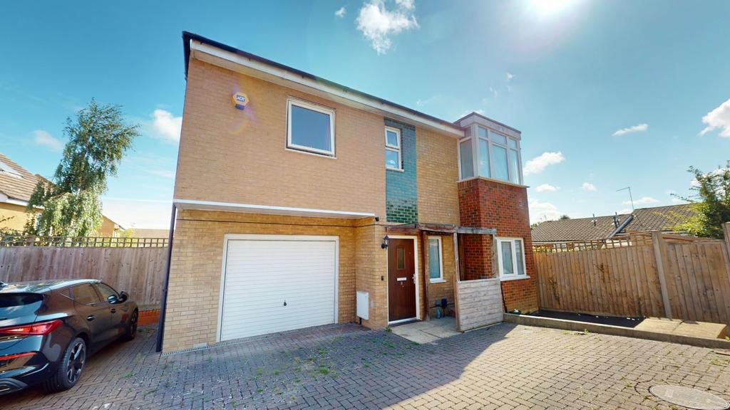 Bradlaugh Crescent, Overstone Lodge... 3 bed detached house - £77,500