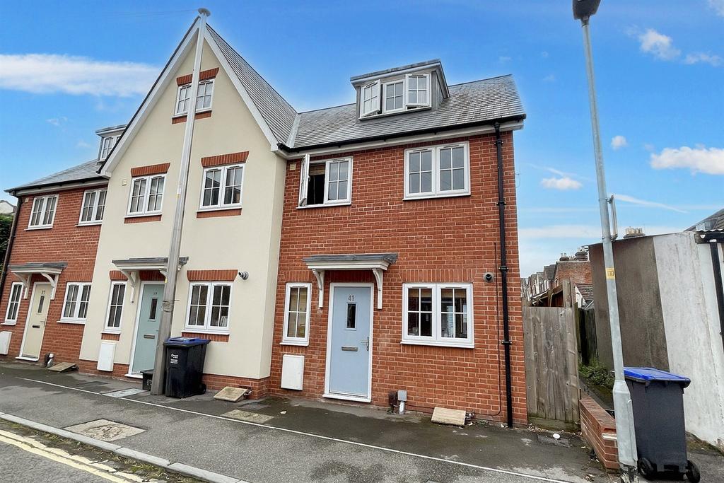 Salisbury 3 bed end of terrace house - £315,000