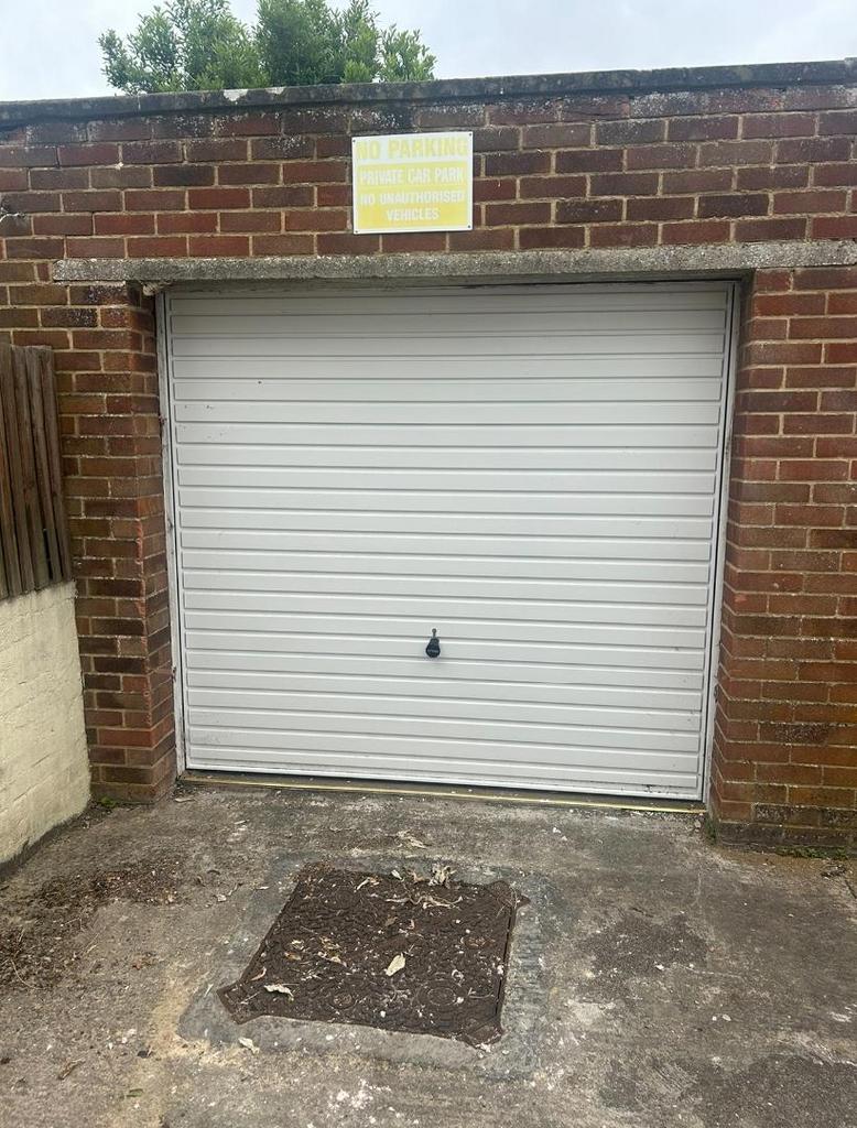 110 Croft Road, Swindon Garage - £100 pcm (£23 pw)