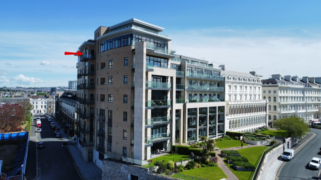 55 Cliff Road, Plymouth PL1 2 bed apartment - £300,000