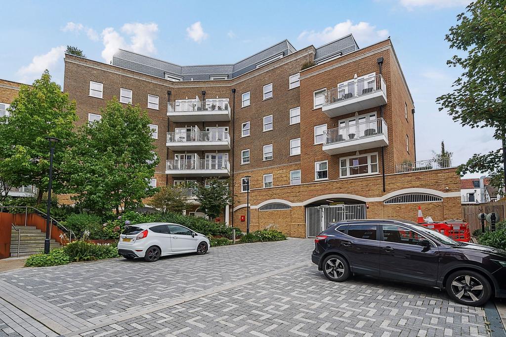 Eden Place, Oxted RH8 3 bed flat - £825,000