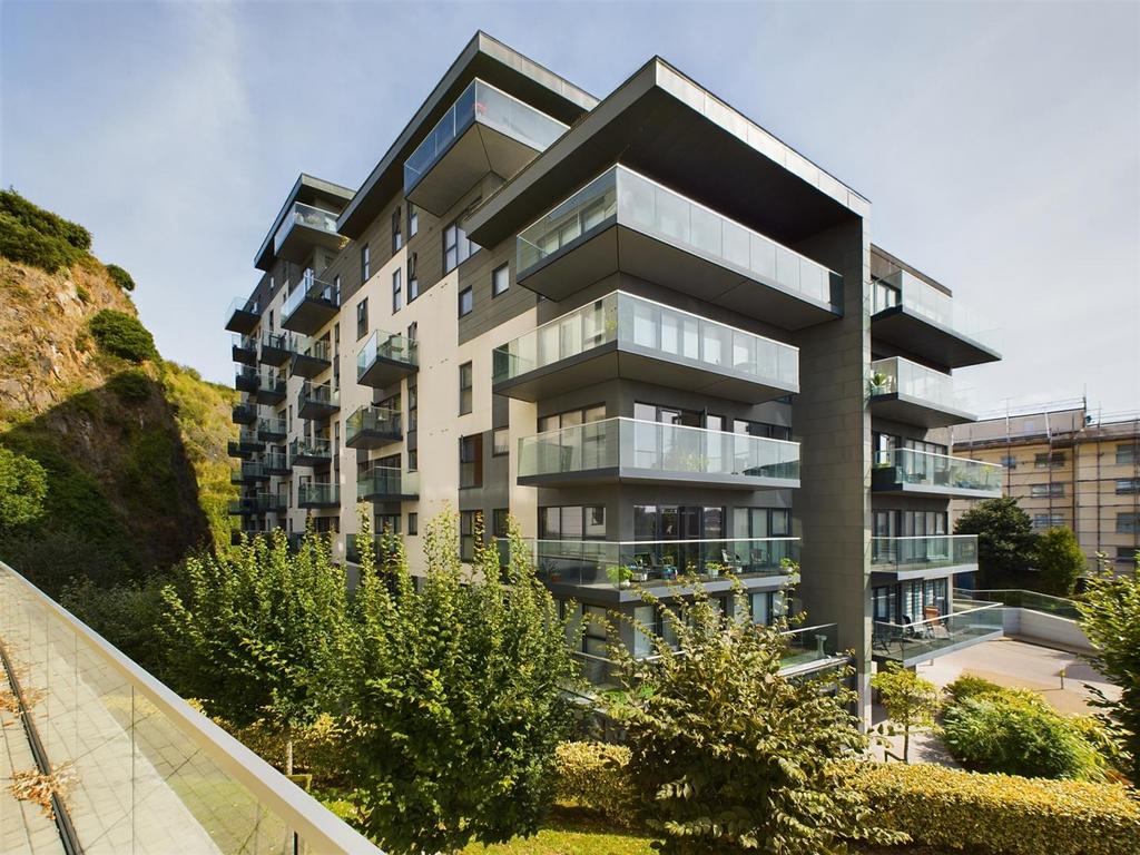 Beautifully Maintained 5th Floor... 2 bed apartment for sale - £495,000