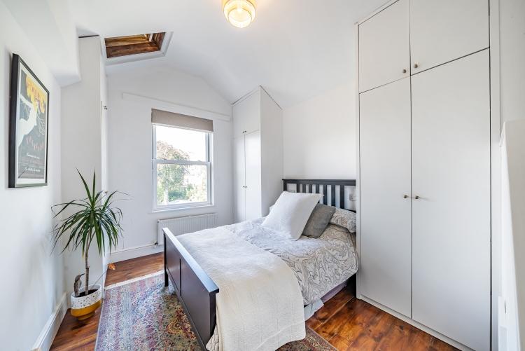Manstone Road London NW2 1 bed apartment - £2,100 pcm (£485 pw)