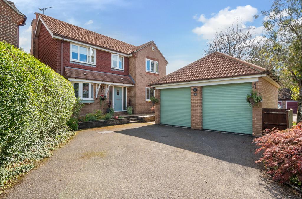 Beechcroft Close, Hampshire GU30 4 bed detached house - £680,000