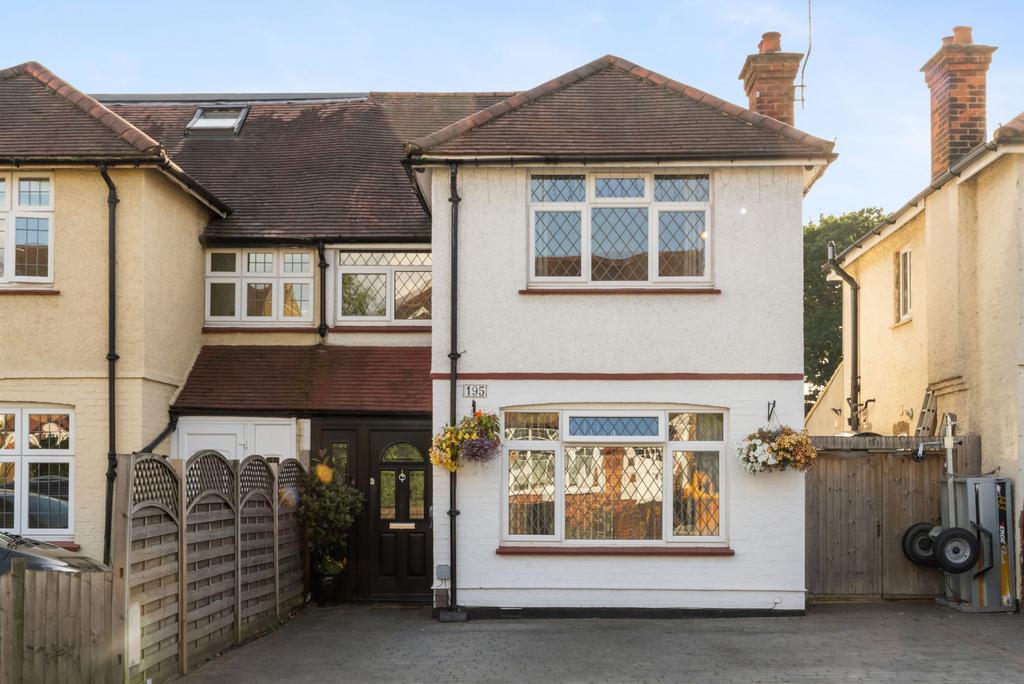 Cheam Common Road, Worcester Park, KT4 3 bed semi-detached house - £650,000