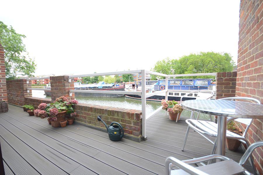 Riverside Court, Caversham 2 bed apartment to rent - £1,895 pcm (£437 pw)