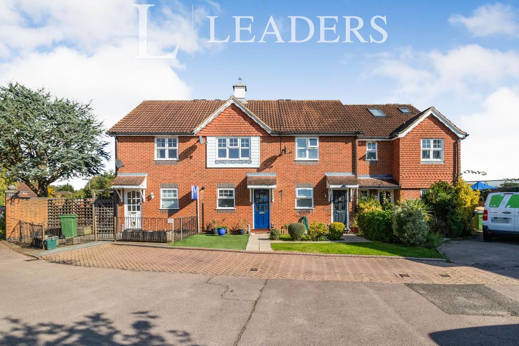 St Andrews Gardens, Cobham 2 bed terraced house - £1,800 pcm (£415 pw)
