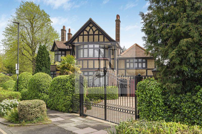 Bourne Avenue, Southgate, London, N14 6 bed detached house - £1,825,000
