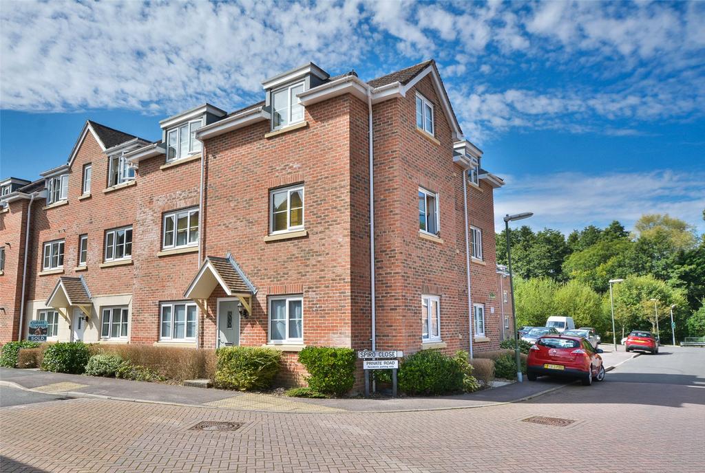 Spiro Close, Pulborough, West Sussex... 2 bed apartment - £197,500