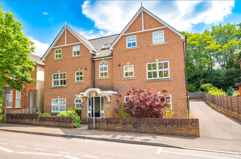 Union Street, Farnborough GU14 2 bed apartment - £1,400 pcm (£323 pw)