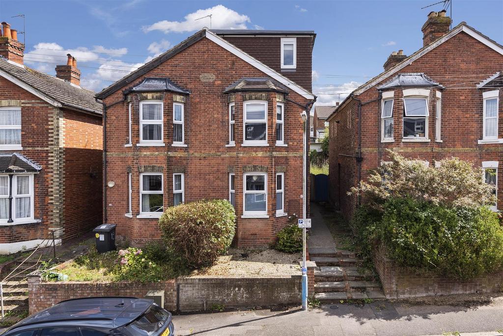 Judd Road, Tonbridge 3 bed house - £2,095 pcm (£483 pw)