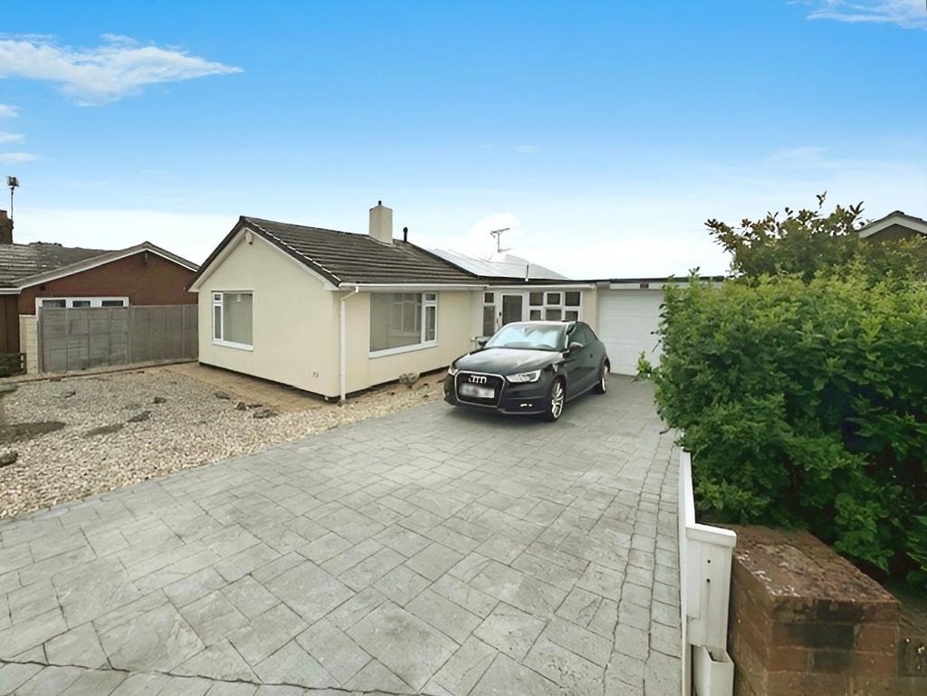 Brixington Lane, Devon EX8 3 bed bungalow - £375,000