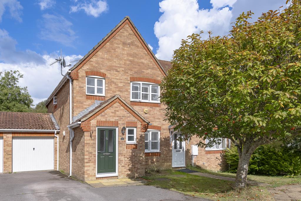 Maidenbower, Crawley RH10 3 bed end of terrace house - £450,000