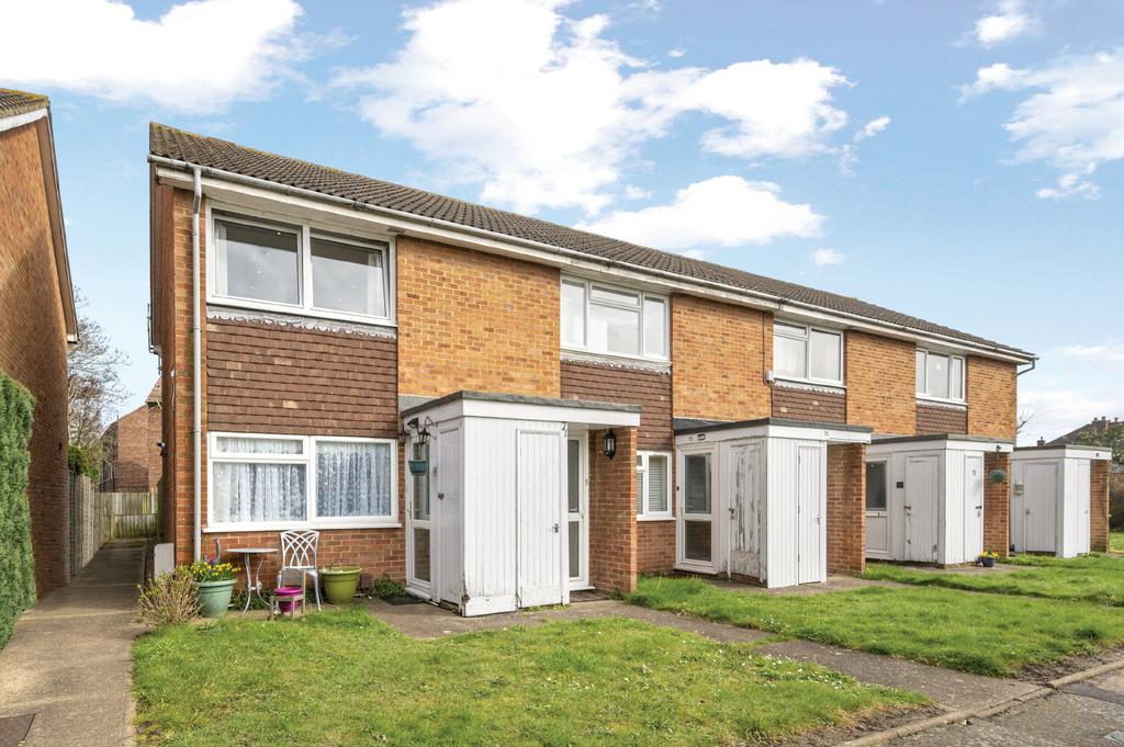 71 Willowhayne Drive, Walton-on-Thames 1 bed maisonette - £110,000