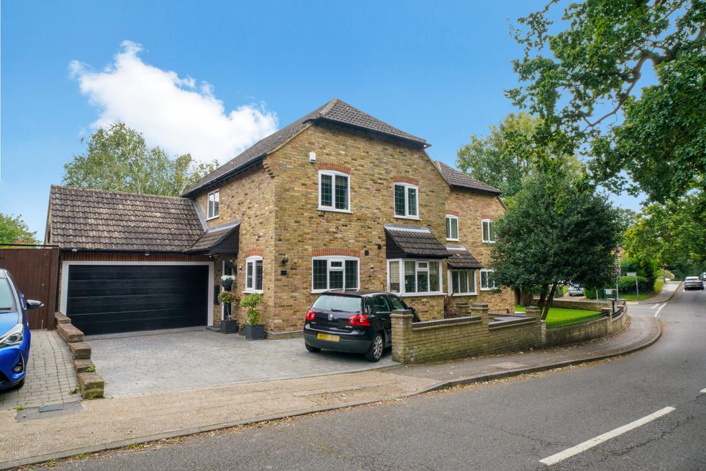 Fore Street, HA5 4 bed detached house for sale - £925,000