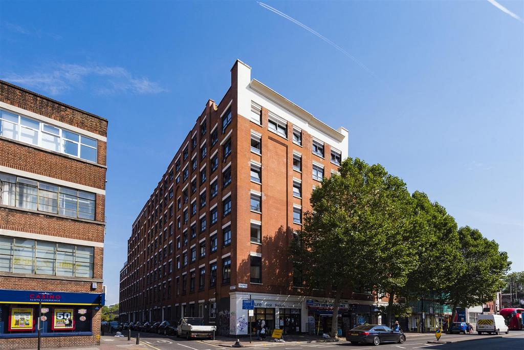 City View House, Bethnal Green Road... 3 bed flat - £3,100 pcm (£715 pw)