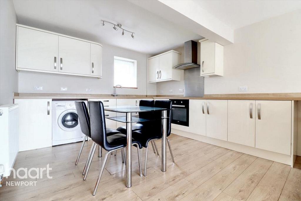 Penyrheol, Pontypool 3 bed semi-detached house - £1,100 pcm (£254 pw)