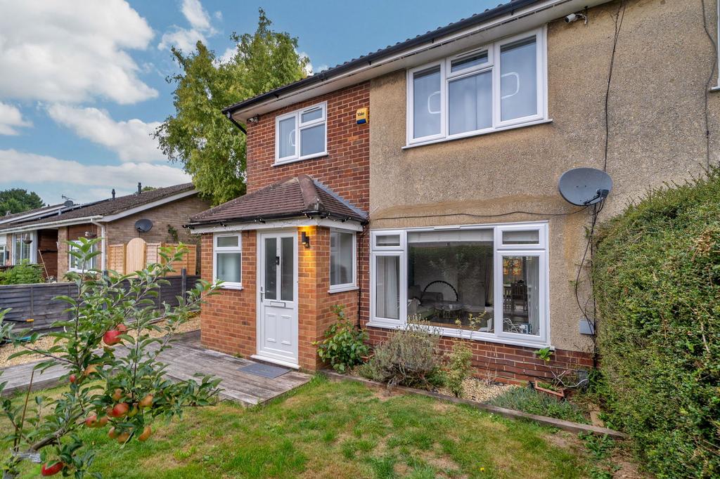 Elizabeth Road, Basingstoke 3 bed semi-detached house - £350,000