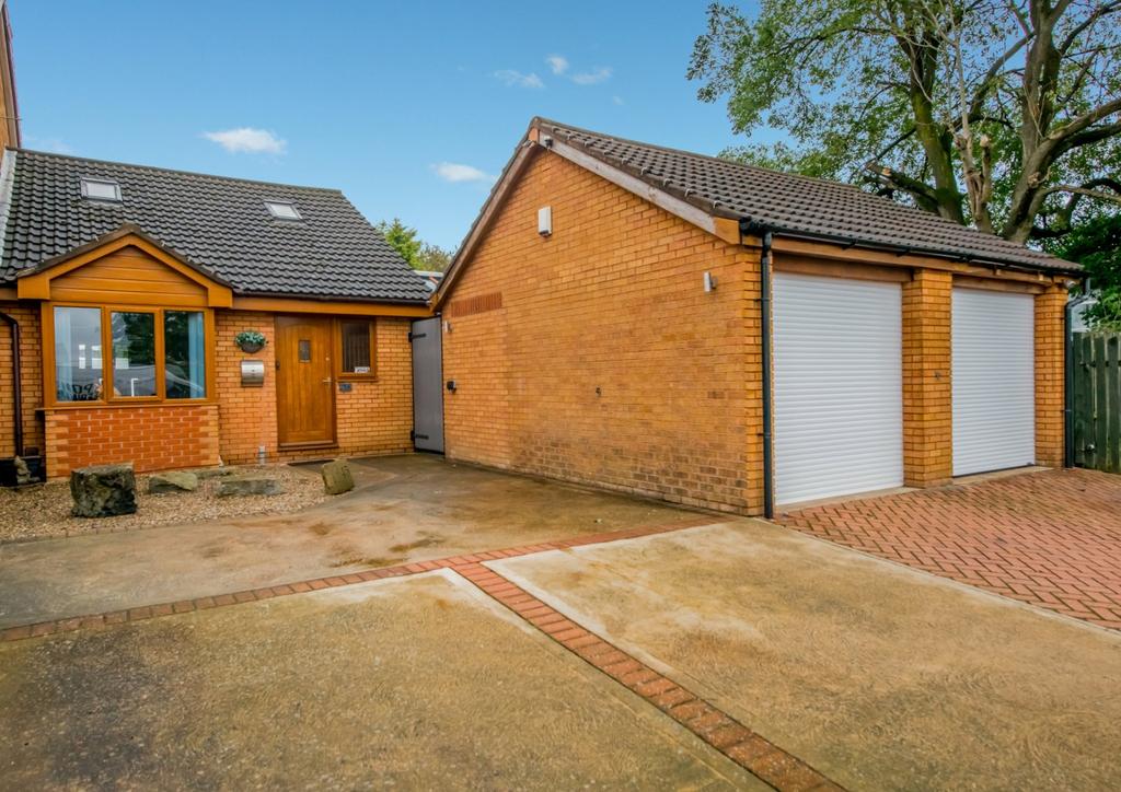 Wilson Road, Wyke, Bradford, BD12 2 bed bungalow - £205,000