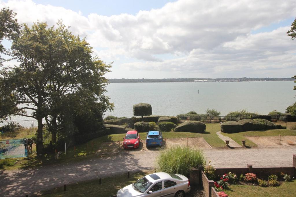 Victoria Road, Netley Abbey... 2 bed apartment - £250,000