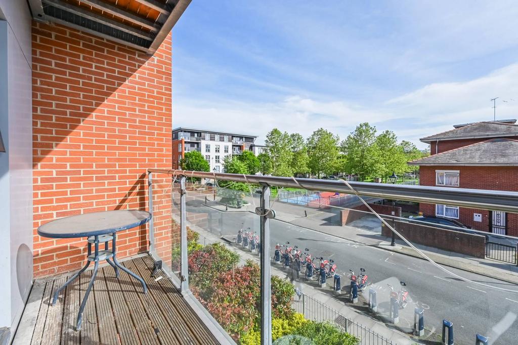 18 Mostyn Grove, London E3 2 bed flat - £3,250 pcm (£750 pw)