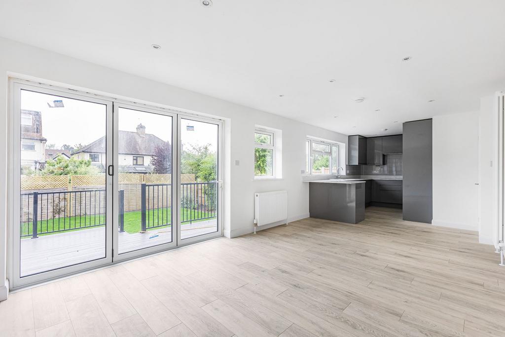 Birch Grove, Potters Bar, EN6 3 bed detached bungalow - £649,950