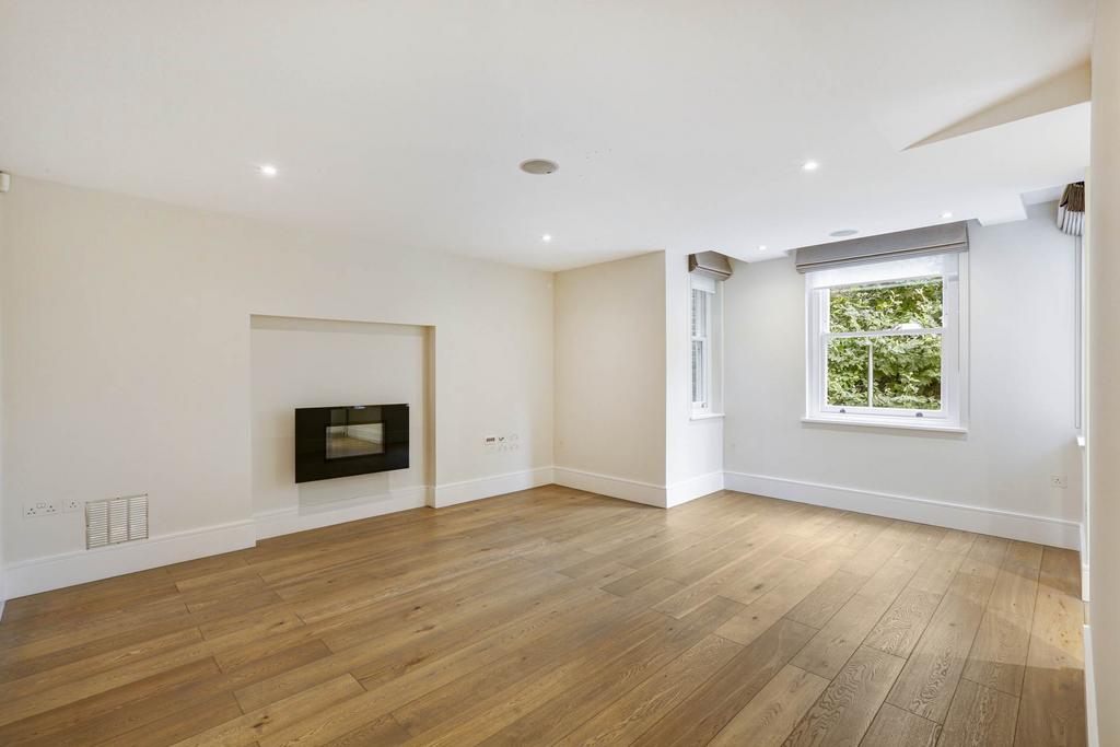 Cavalry Square, Chelsea SW3 2 bed flat - £4,983 pcm (£1,150 pw)