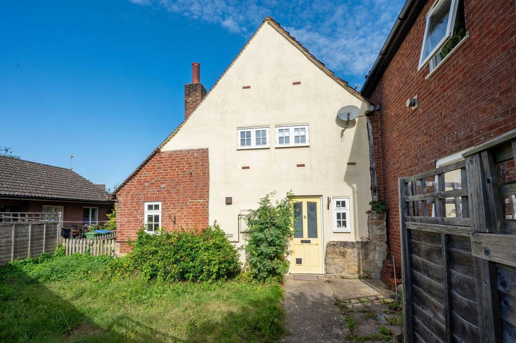 Station Road, Horsham, RH13 3 bed terraced house - £400,000