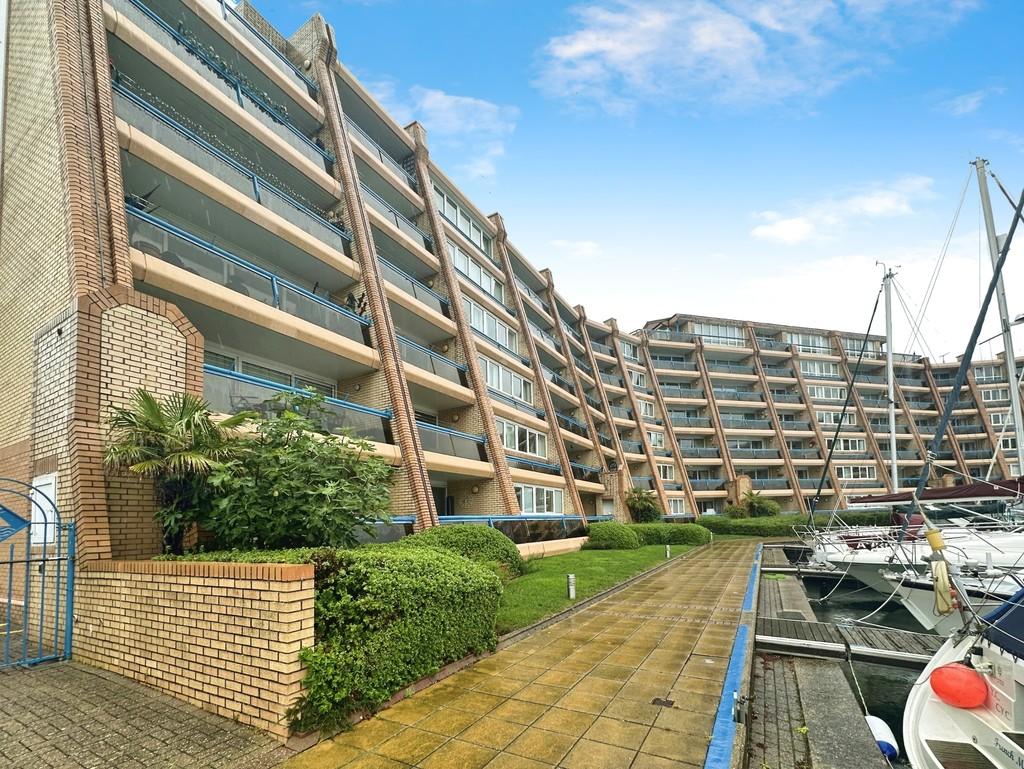 Oyster Quay, Port Solent 2 bed apartment - £1,750 pcm (£404 pw)