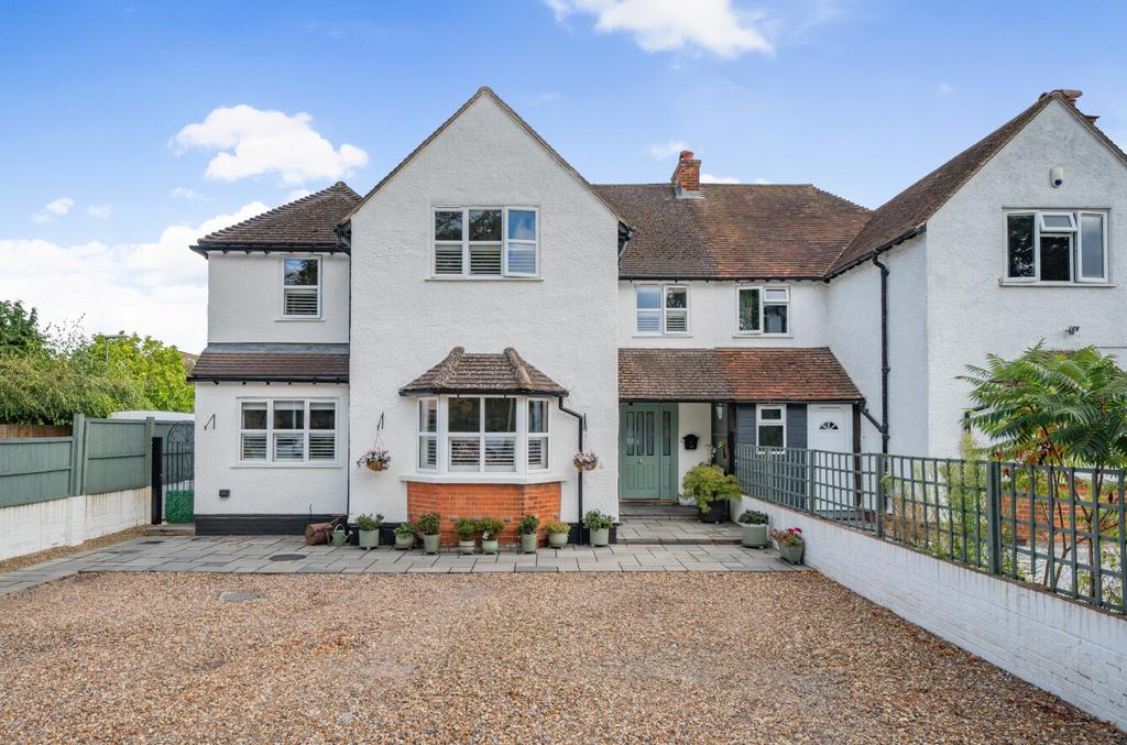 Woking Road, Surrey GU1 4 bed semi-detached house - £750,000