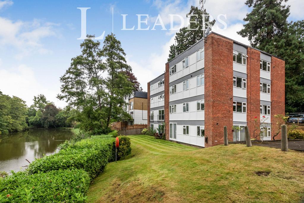 Berkeley Court, Weybridge, KT13 9HY. 2 bed flat - £1,695 pcm (£391 pw)