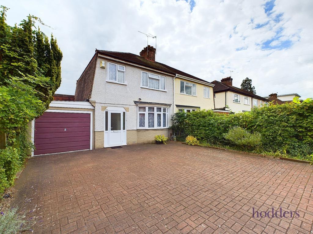 Church Road, Addlestone, Surrey, KT15 4 bed semi-detached house - £499,999