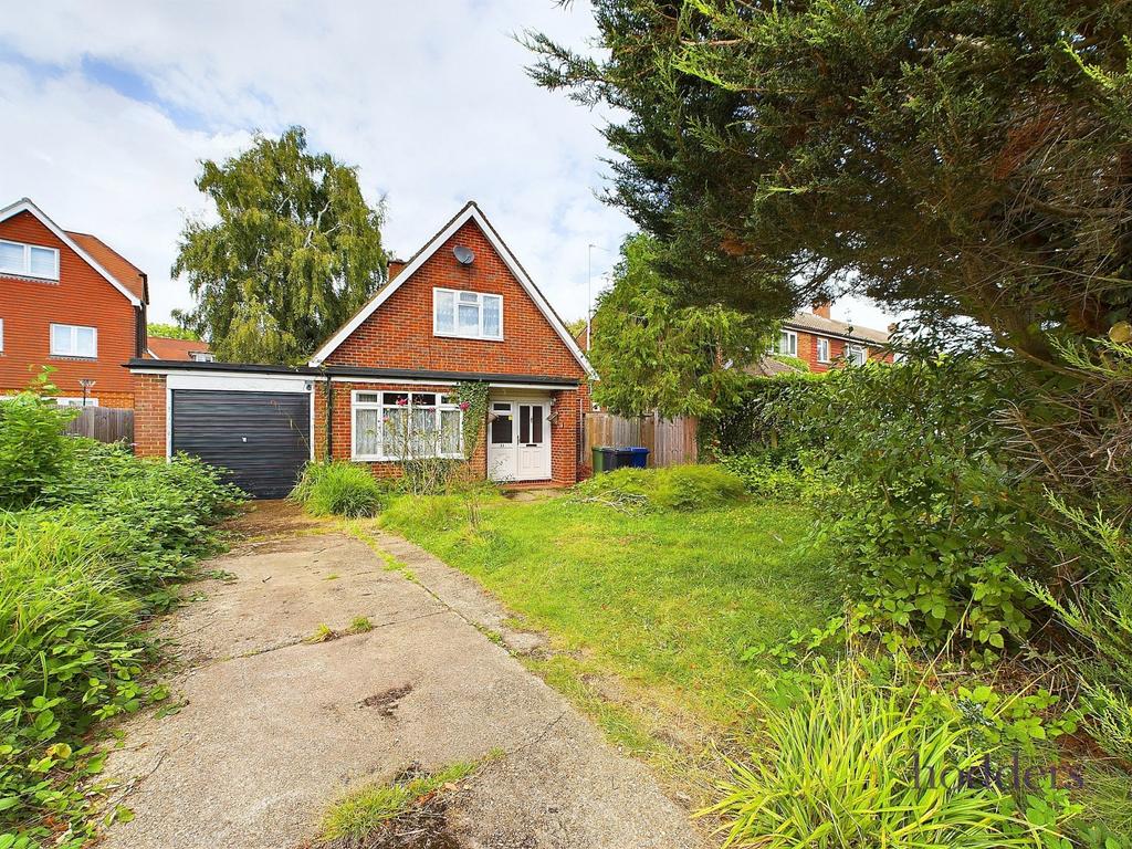 Slade Road, Ottershaw, Surrey, KT16 2 bed detached house - £450,000