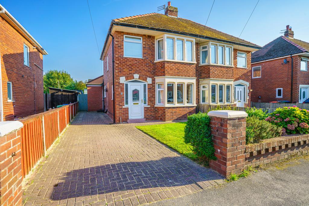Springfield Drive, Thornton FY5 4 bed semi-detached house for sale - £ ...