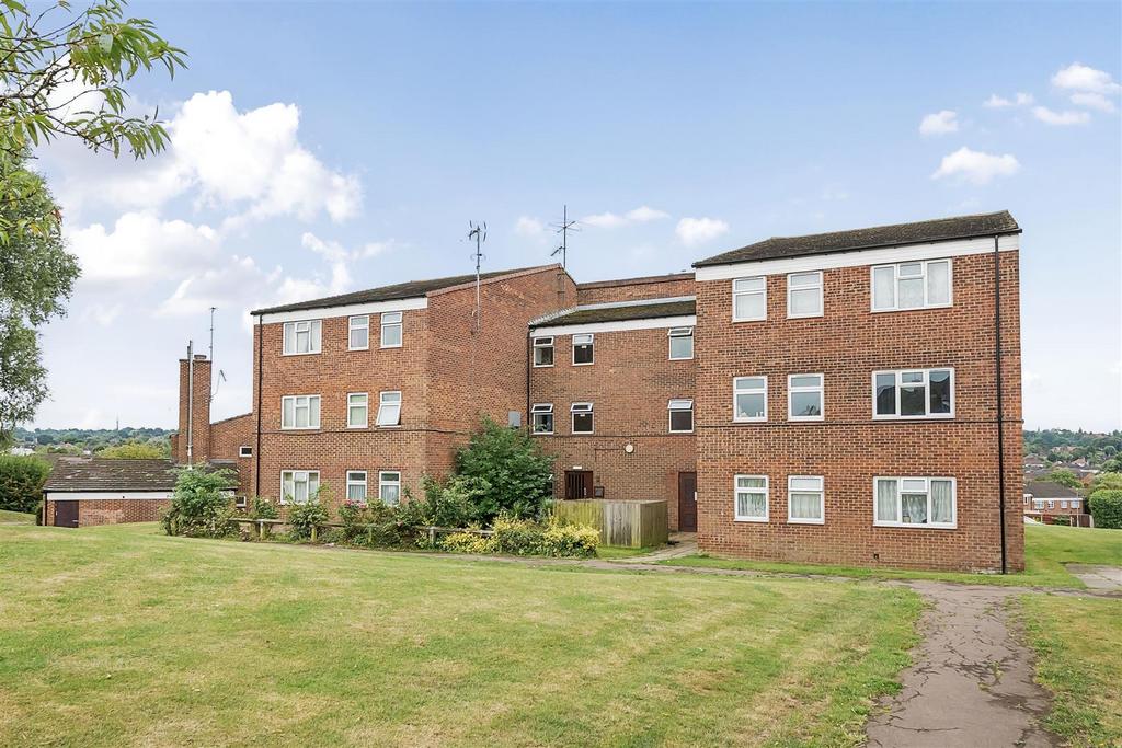 Little Grove, Bushey WD23 3 bed flat - £299,950