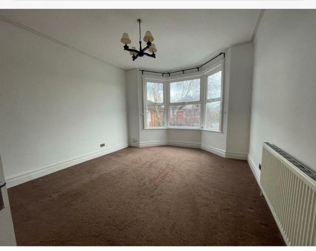 3 Double Bed Flat on Capstone Road 3 bed flat - £1,650 pcm (£381 pw)