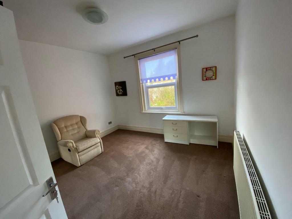 3 Double Bed Flat on Capstone Road 3 bed flat - £1,650 pcm (£381 pw)