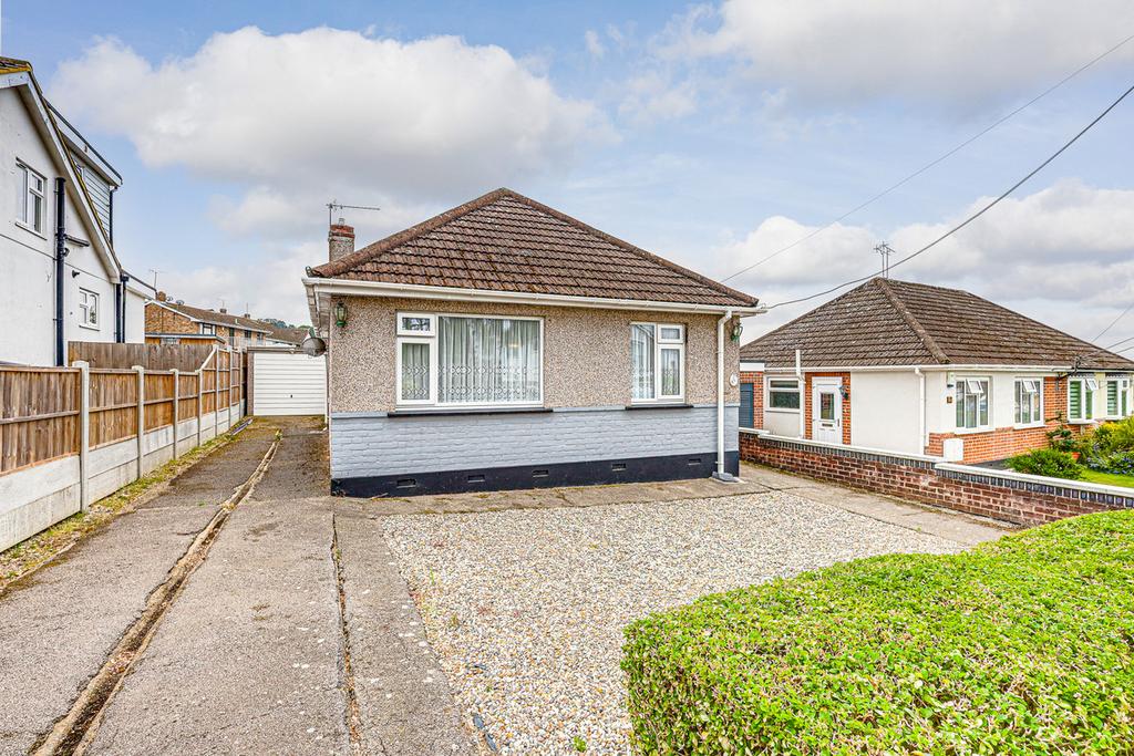 Thundersley Church Road, Benfleet, SS7 2 bed bungalow - £325,000