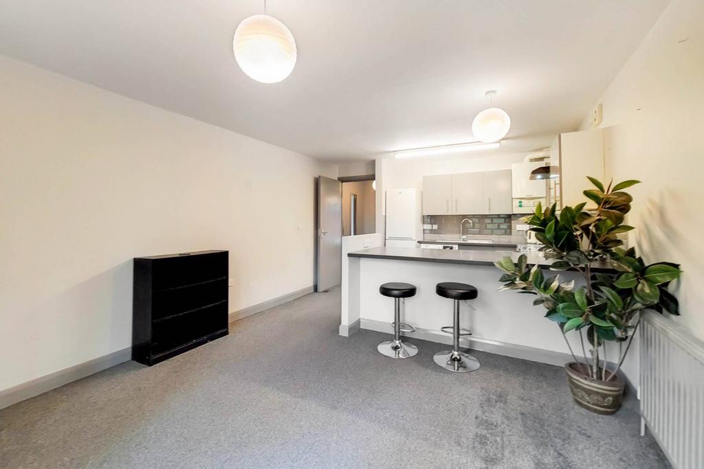 Lucas Street, Lewisham, London, SE8 3 bed flat - £2,750 pcm (£635 pw)