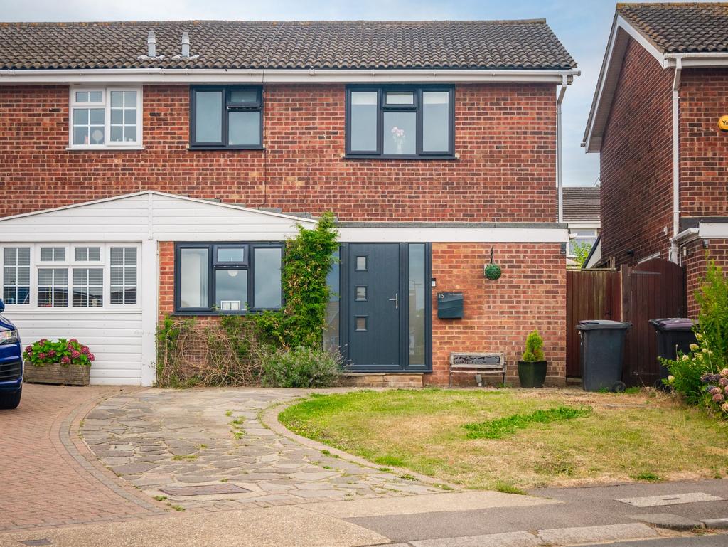 The Ramparts, Rayleigh SS6 4 bed semi-detached house - £475,000