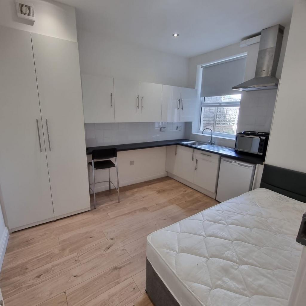 Ashmore Road, Queens Park W9 House share - £850 pcm (£196 pw)