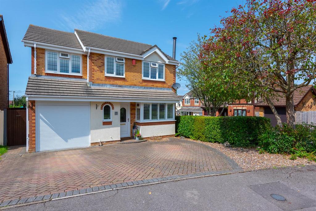Primrose Gardens, Basingstoke RG22 3 bed detached house - £500,000