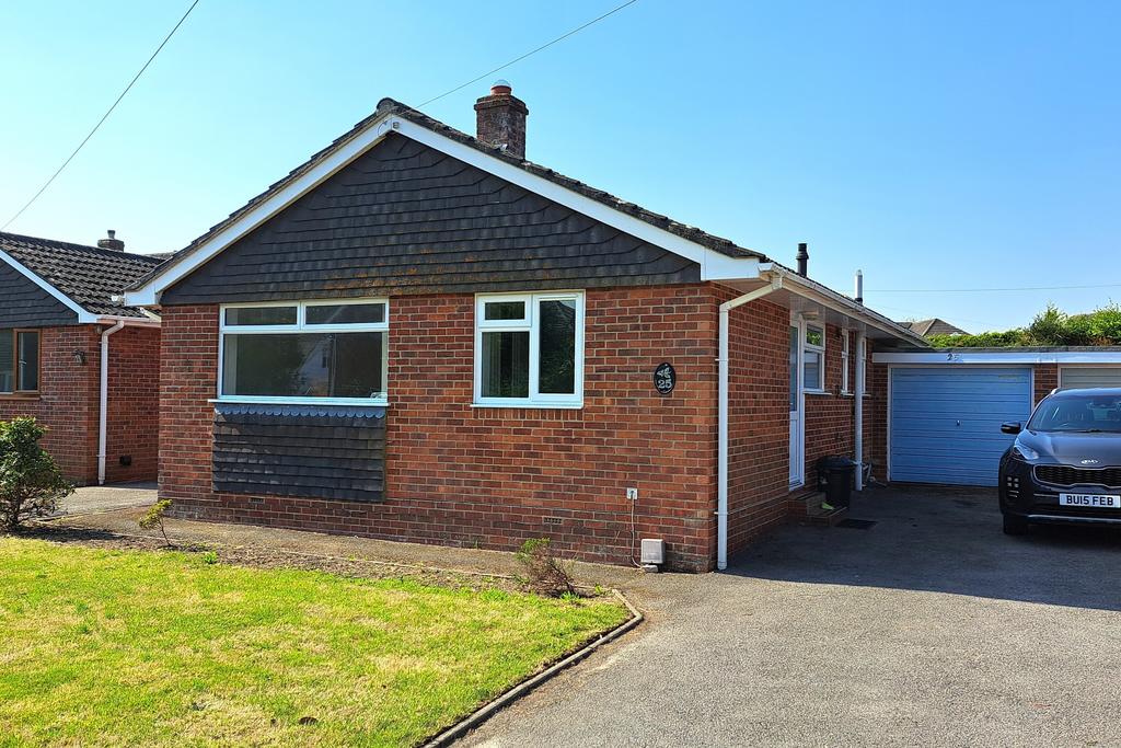 Oak Road New Milton BH25 5BE 2 bed bungalow - £425,000