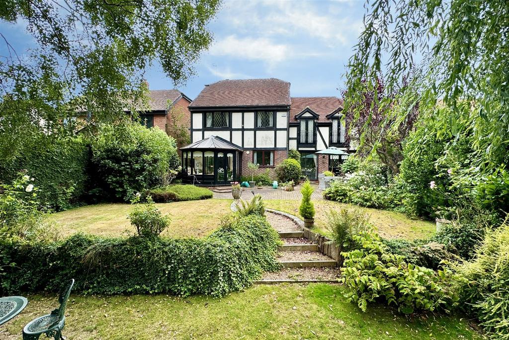 Godalming 4 bed detached house for sale - £1,075,000