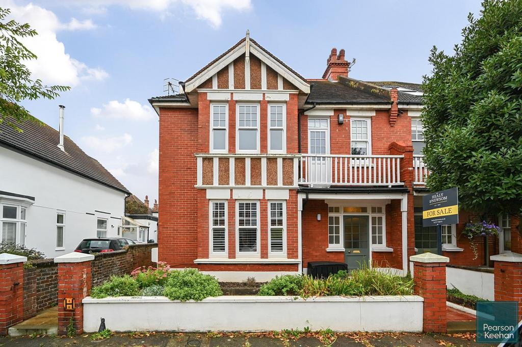 Langdale Gardens, Hove 2 bed flat - £425,000