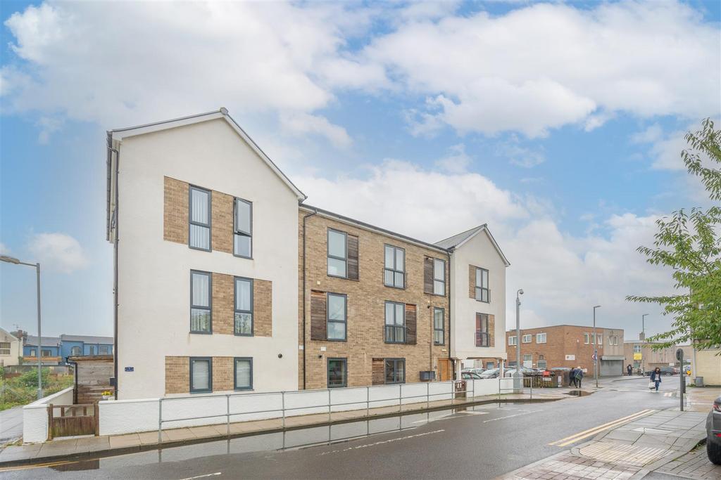 Danes Lane, Keynsham, Bristol 1 bed flat - £195,000