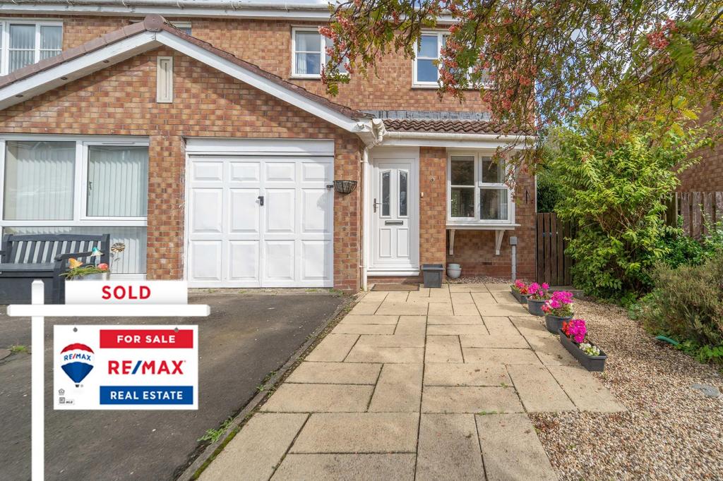 Kaims Gardens, Livingston EH54 3 bed semi-detached house - £245,000