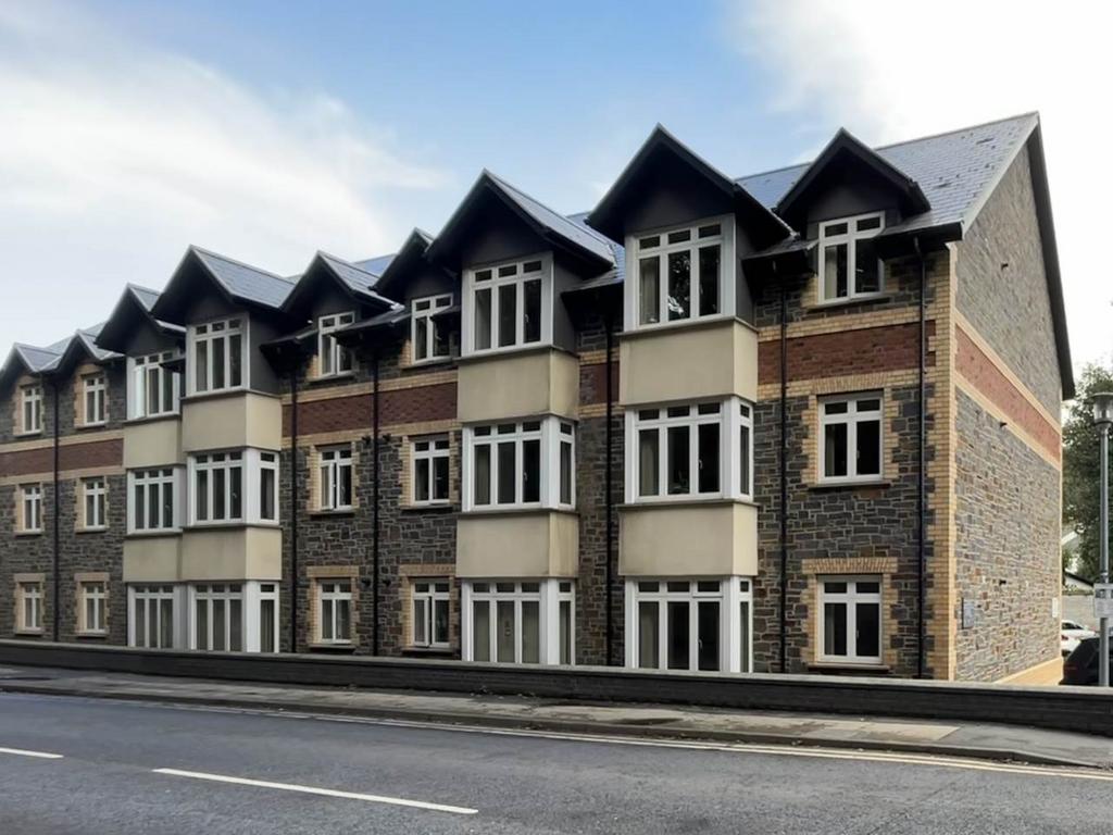 Llanbadarn Road, Aberystwyth SY23 1 bed flat - £700 pcm (£162 pw)