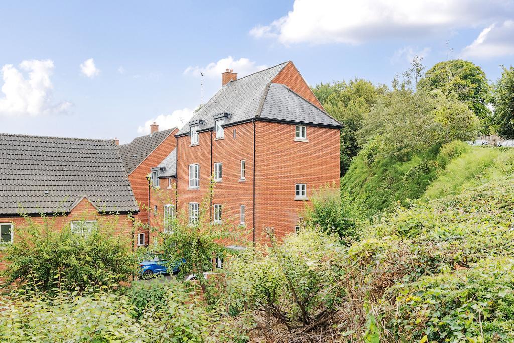 Dursley GL11 2 bed apartment - £155,000